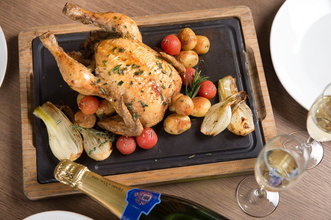 Pollo y champagne, singular pareja gastronómica en LAVACA